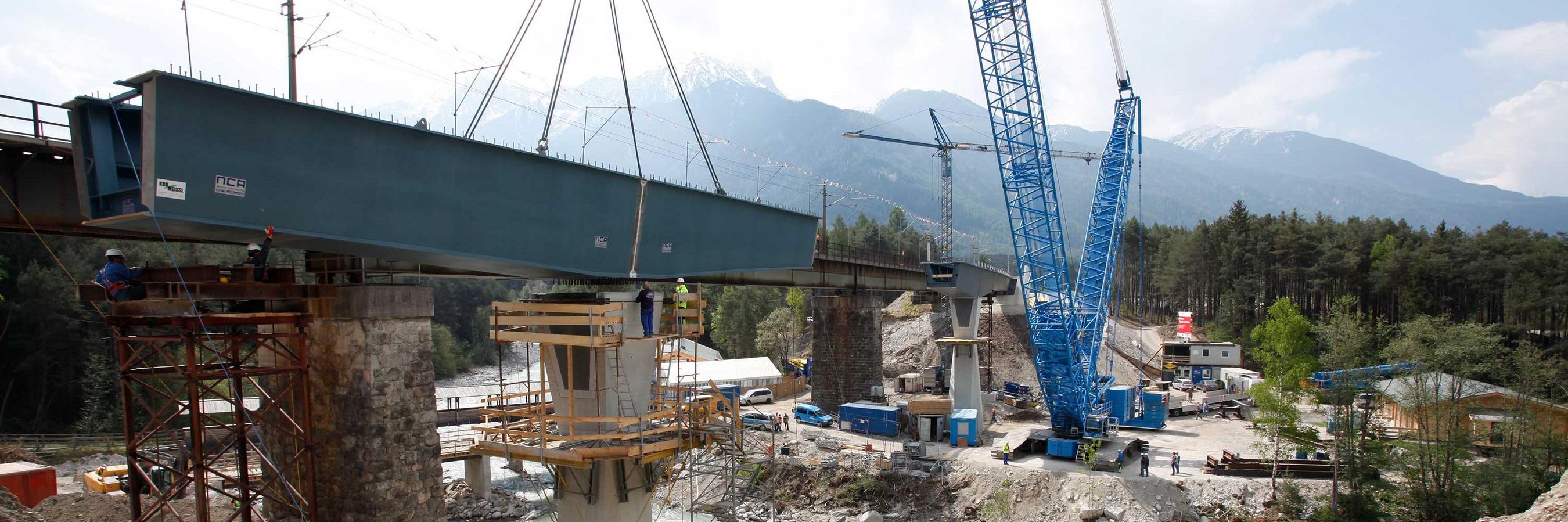 Blauer Riese hebt Brücke ein | FELBERMAYR