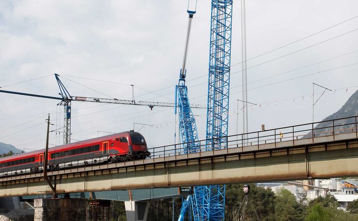 Blauer Riese hebt Brücke ein | FELBERMAYR