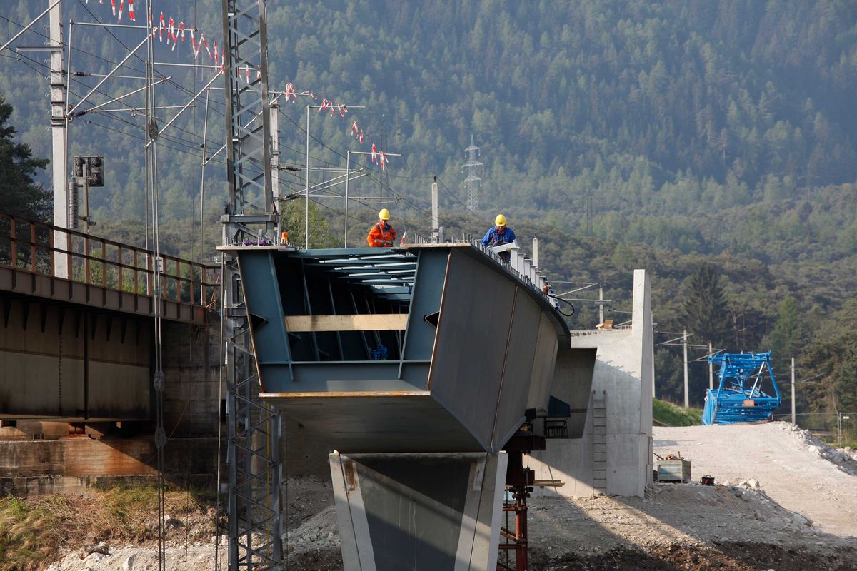 Blauer Riese hebt Brücke ein | FELBERMAYR